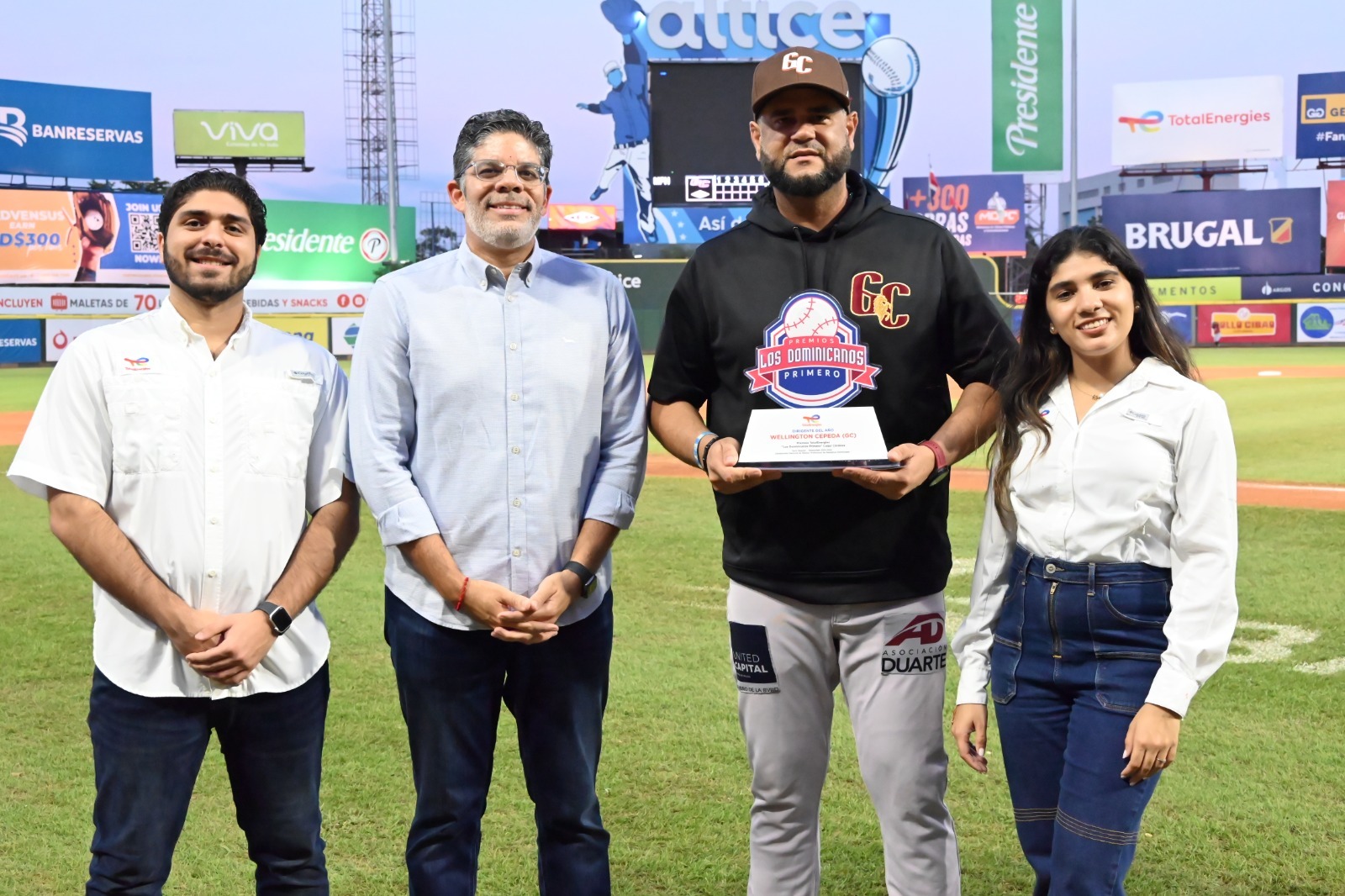 Entregan Premios Los Dominicanos Primero Cuqui Córdova - Periodico El ...